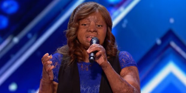 107 osób zginęło, ona przeżyła. Dziś inspiruje świat swoim śpiewem