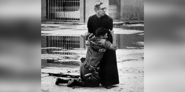 Księża bohaterowie. Kapłani, którzy oddali życie w służbie wiernym