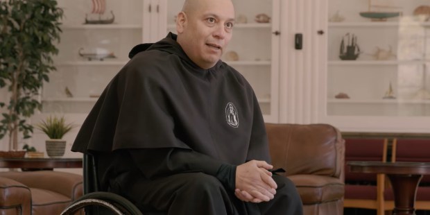 César Galán – Sparaliżowany ksiądz na wózku