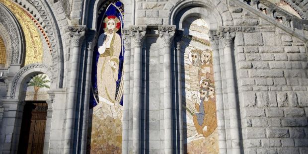 Mozaiki ks. Marko Rupnika w Lourdes. Biskup podjął decyzję