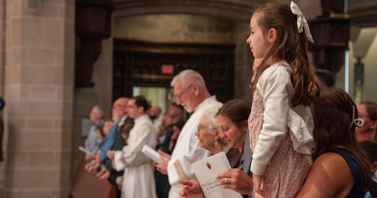 Owdowiałem. Dzieci dorosły. Zostałem księdzem”. Historia, która łamie ...